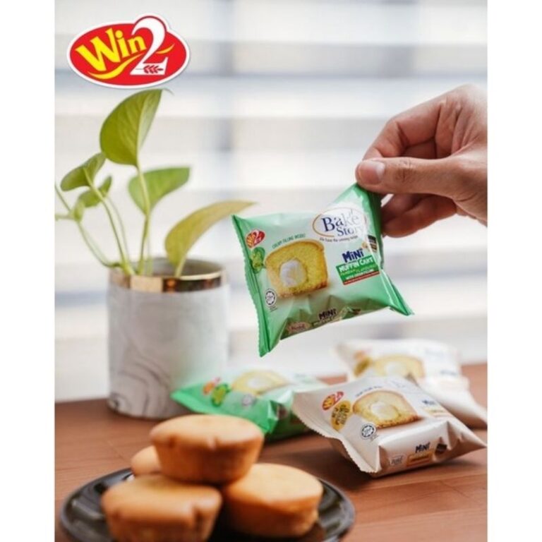WIN2 Baked Story pandan muffin Cake With Vanilla Cream vanilla Review ...